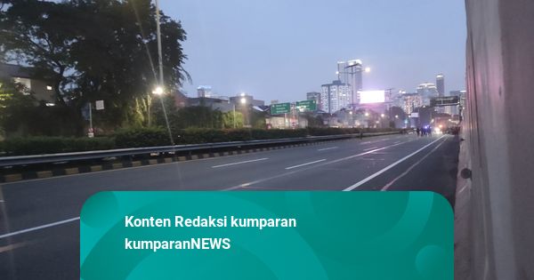 Jalan Tol Dalam Kota Arah Slipi Ditutup Imbas Demo di Depan DPR | kumparan.com